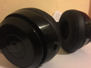 How To Turn Off Beats Solo 3? [4 Methods] - HeadPhones Baba