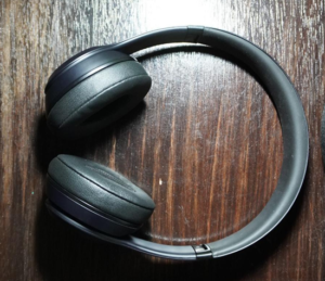 How To Turn Off Beats Solo 3? [4 Methods] - HeadPhones Baba